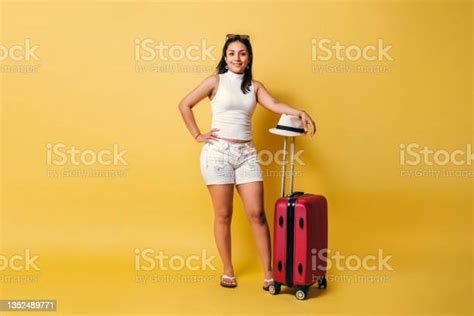 라틴어 여성 관광 대기의 전체 길이 가방을 들고 있는 여행자가 카메라를 바라봅니다 관광객에 대한 스톡 사진 및 기타 이미지 관광객 라틴 아메리카 히스패닉 민족 모험