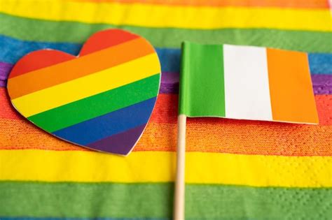 레즈비언 게이 양성애자 트랜스젠더 인권 관용과 평화의 Lgbt 게이 프라이드 달 상징의 무지개 배경 상징에 아일랜드 국기